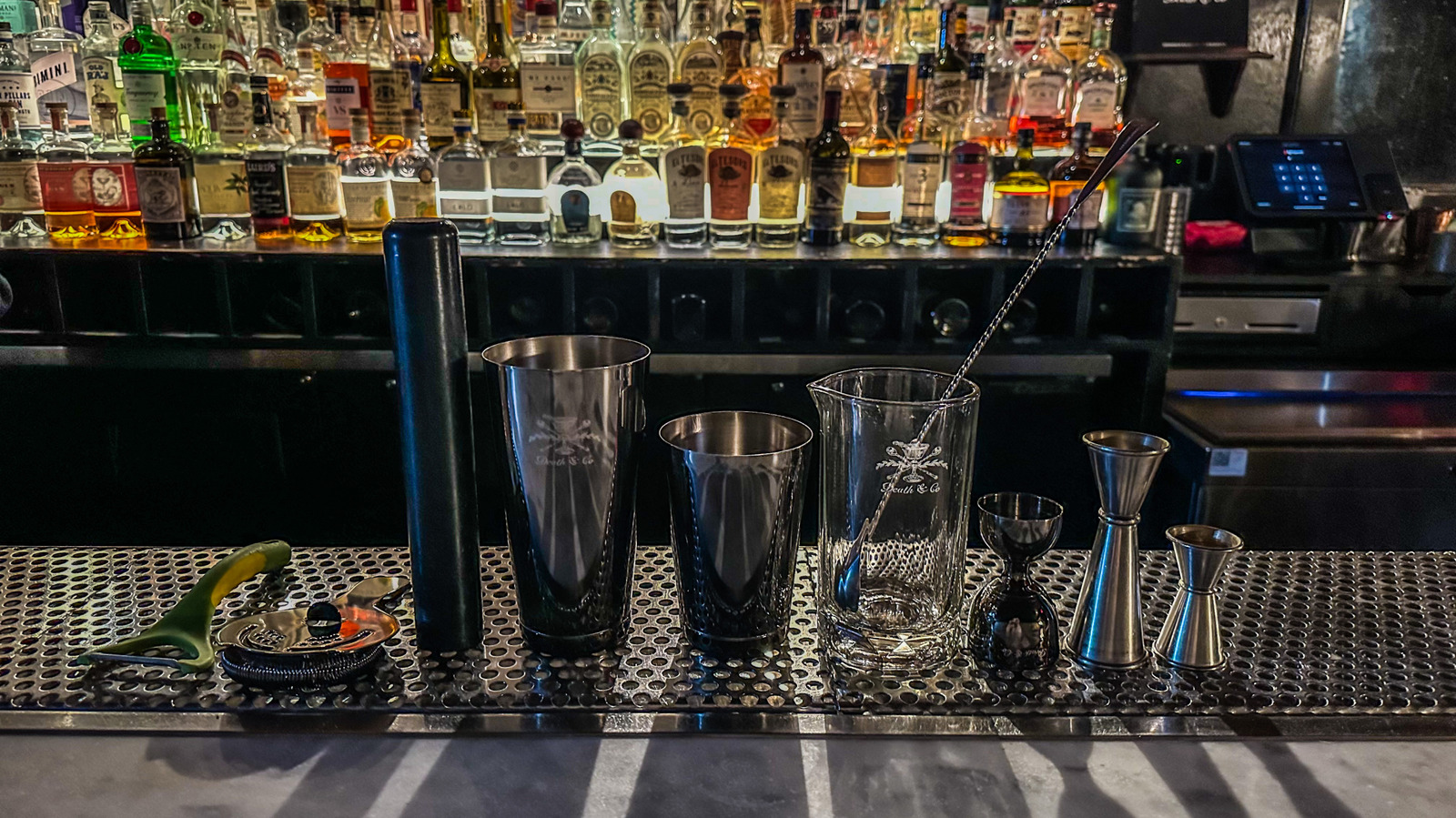 How To Use A Cocktail Shaker Set For Beginners