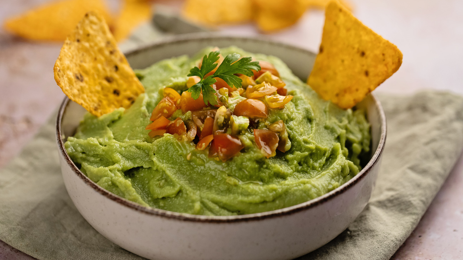 A Top Layer Of Pico De Gallo Will Save Your Guacamole From Turning Brown