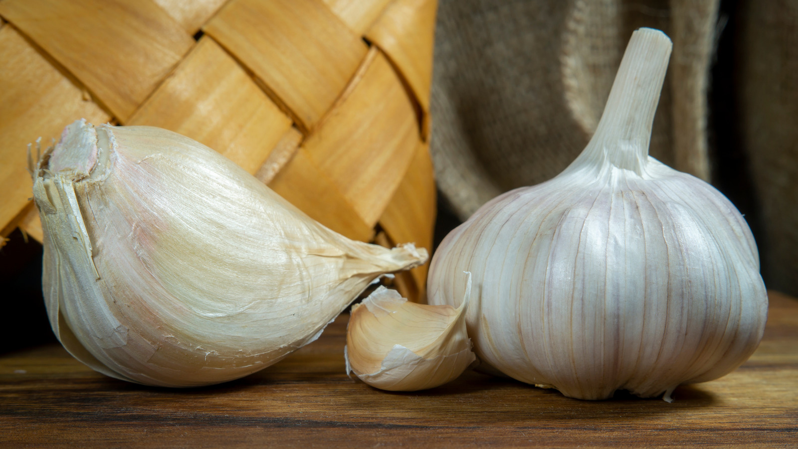 Add Smoked Elephant Garlic To Give Your Dishes A Unique Umami Boost