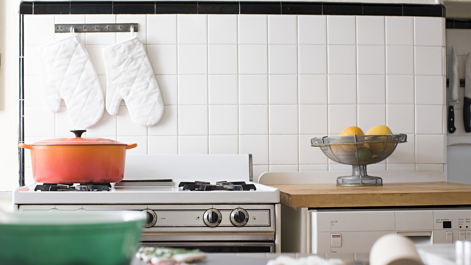 Adding Foil Between Your Stove And Counter Prevents Pesky Crumbs From ...