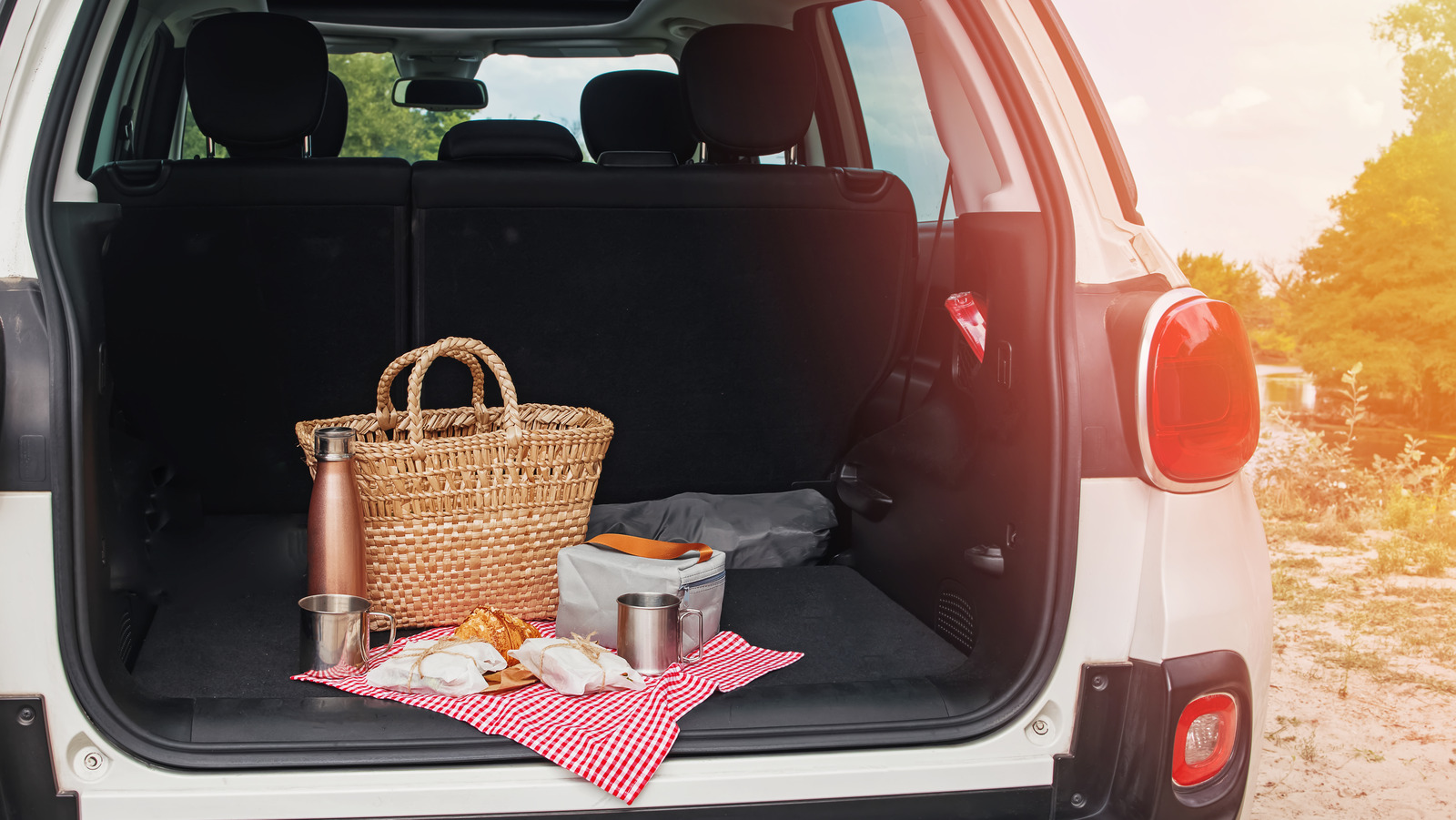 An Easy Trick For Transporting Food In The Car Without Causing A Mess