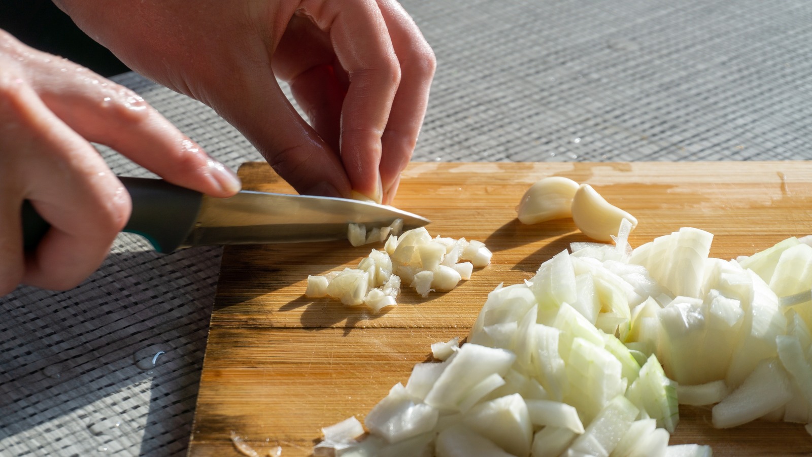 Cutting Onions And Garlic Ahead Of Time Means Less Flavor