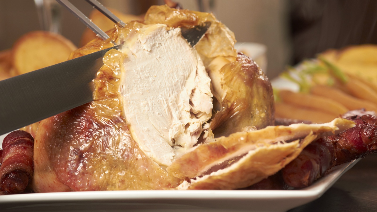 DIY A Mess-Free Turkey Carving Board From Items Already In Your Kitchen