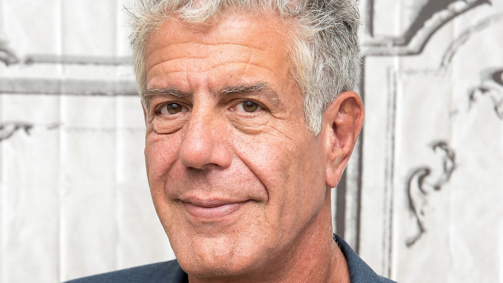 For Anthony Bourdain, No Food Photos Meant The Sign Of A Good Restaurant
