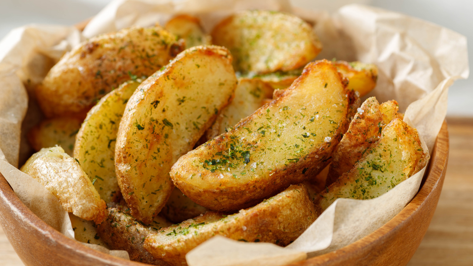 Here's How To Cut Potatoes For Restaurant-Quality Steak Fries