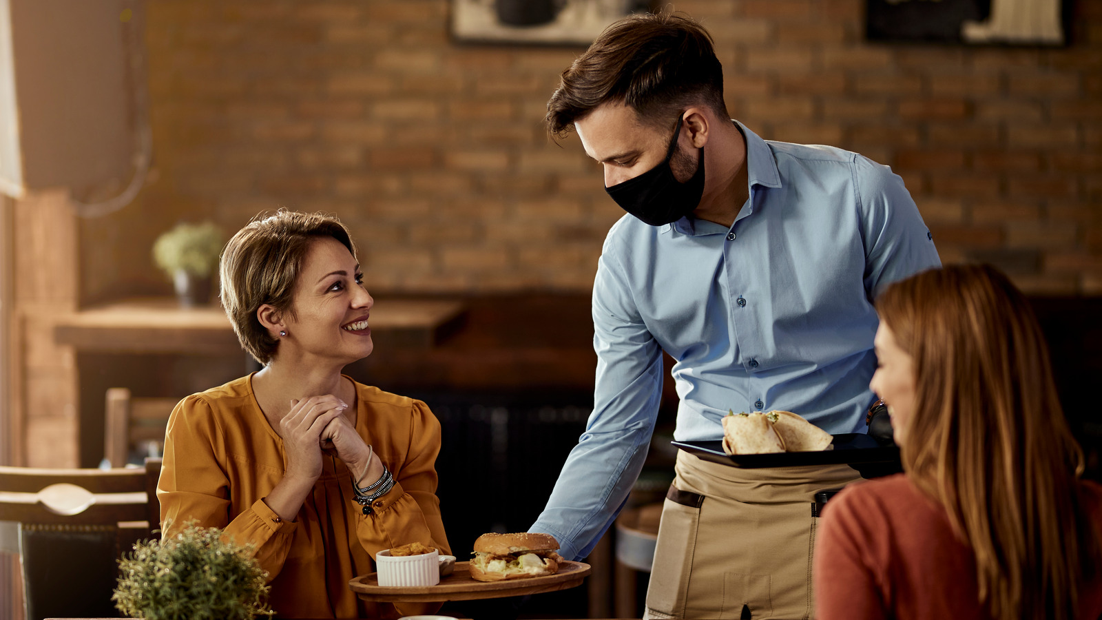 How Much Eye Contact Should You Be Making With Your Server?