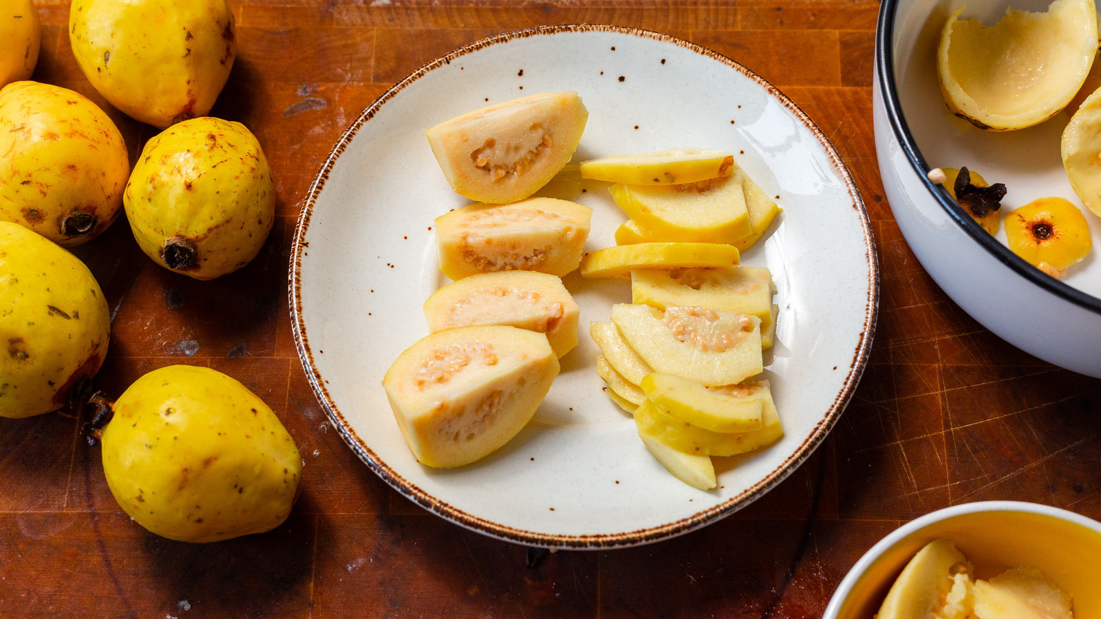 How To Eat Guava The Correct Way (Peel And All)