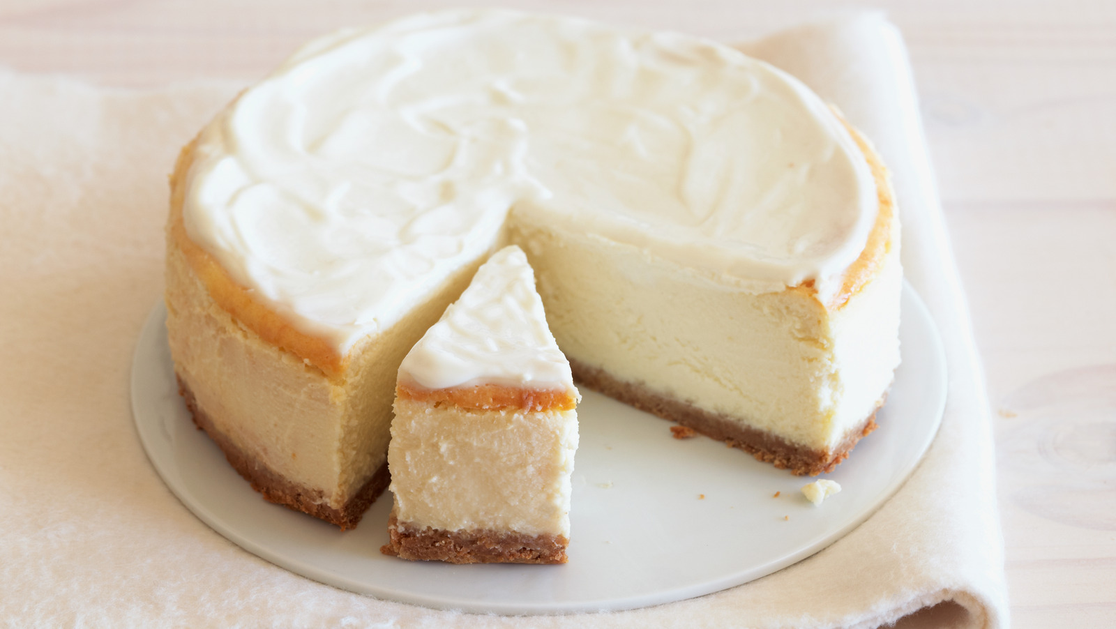 How To Properly Set A No-Bake Cheesecake In Your Fridge