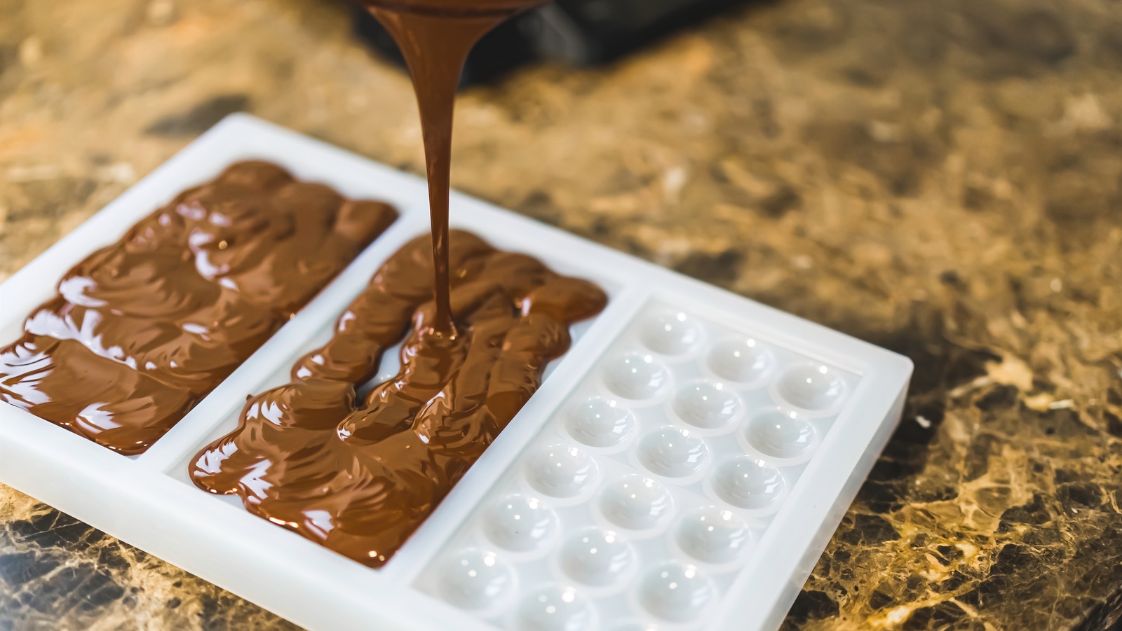 How To Use Lids As A Chocolate Bar Mold