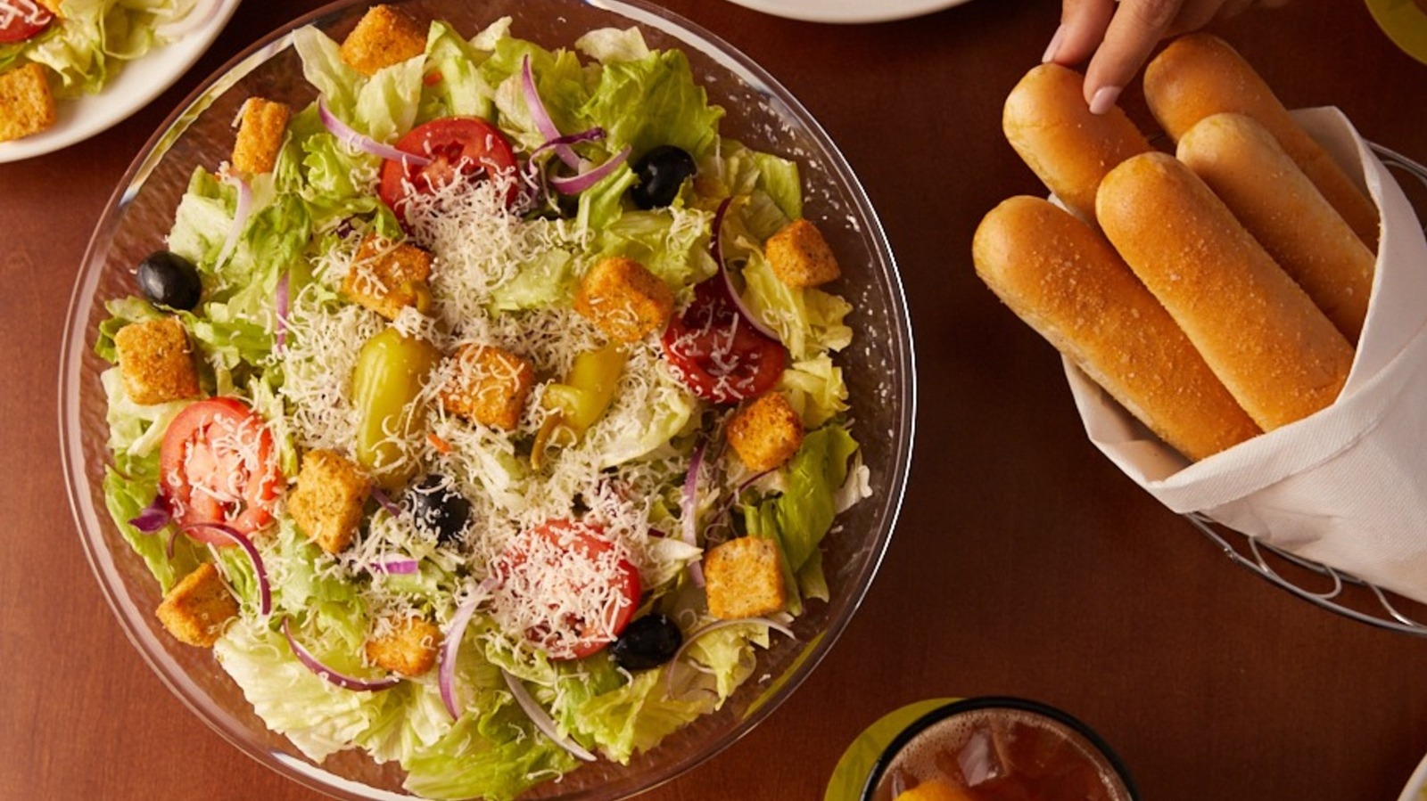 It's So Easy To Recreate Olive Garden's Signature Salad At Home - Here ...