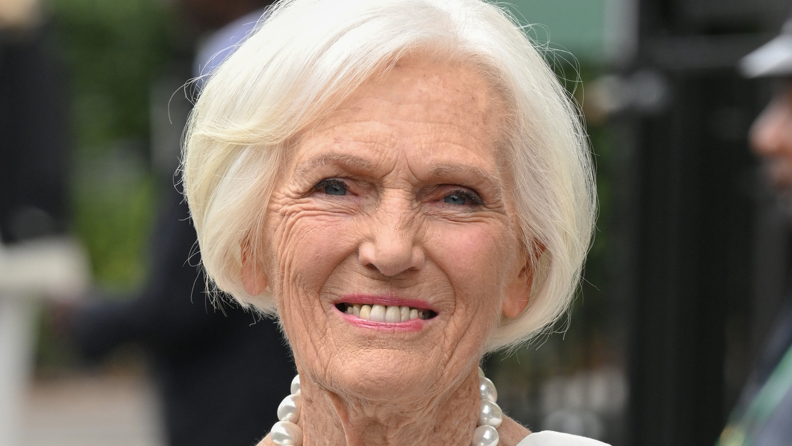 Mary Berry's Clever Trick To Prevent Wire Rack Marks On A Sponge Cake