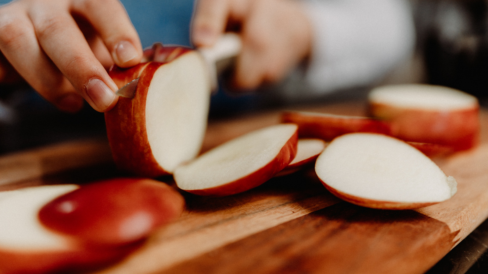 Sprinkle Apple Slices With Salt And Pepper For A Surprisingly Flavorful ...