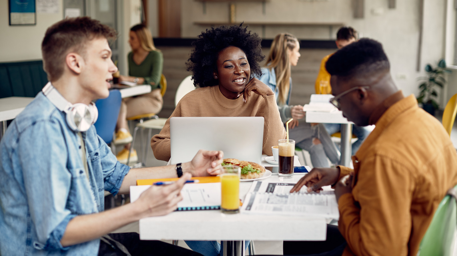 Study Shows How The Presence Of Strangers Could Affect Food Choices