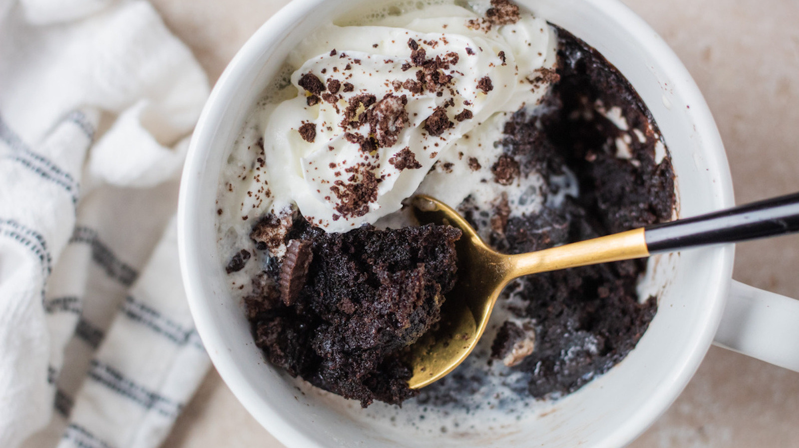 To Make An Oreo Mug Cake, All You Need Are Oreos And Milk
