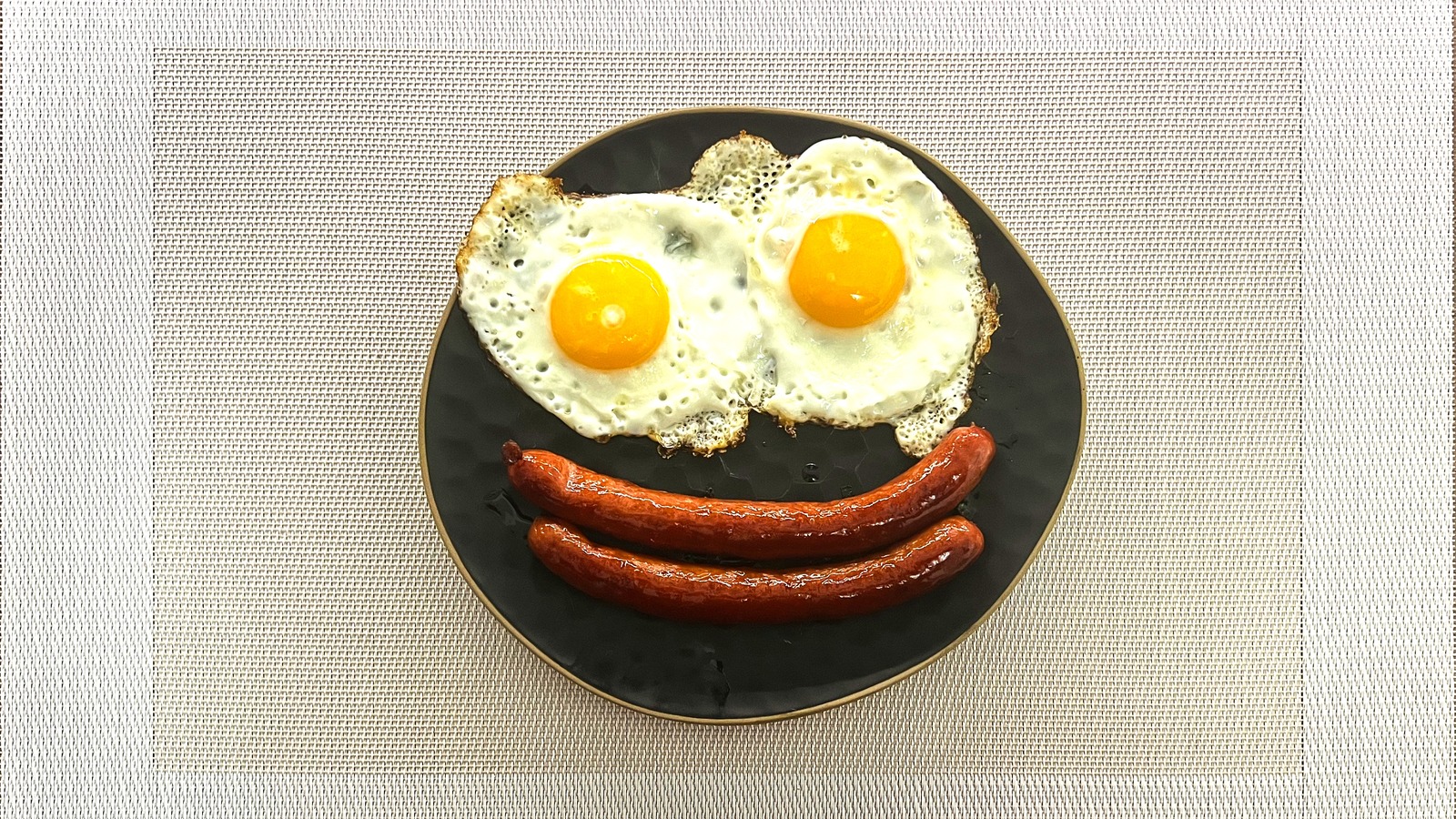 The Easy Addition To Give Your Fried Eggs Some Crunch