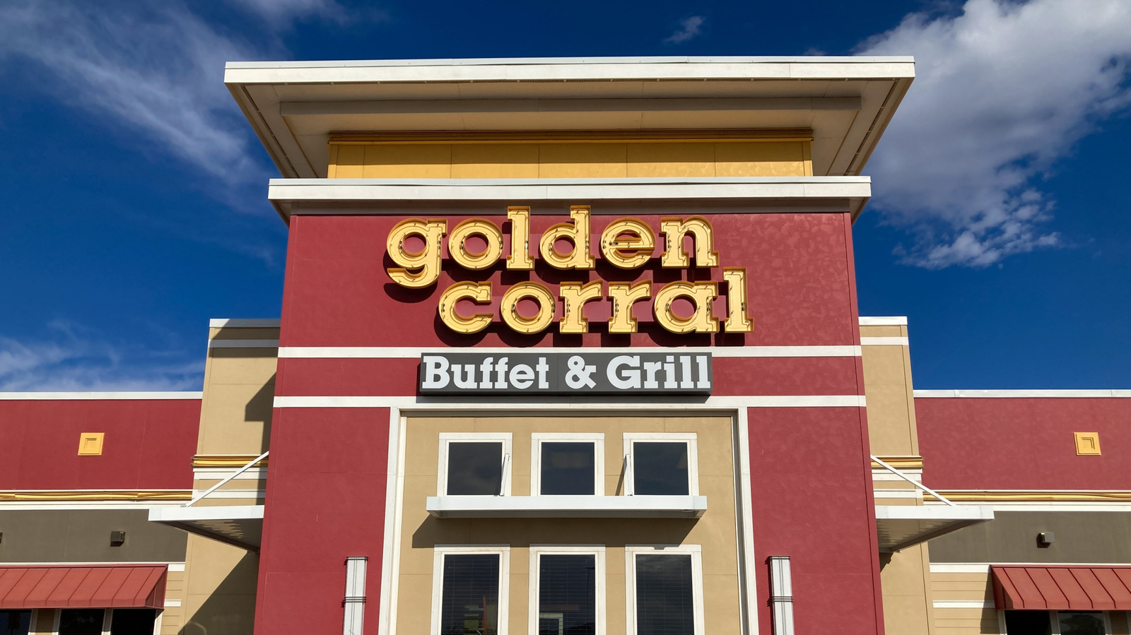 Why Golden Corral's Fried Chicken Is Worth Grabbing Every Time