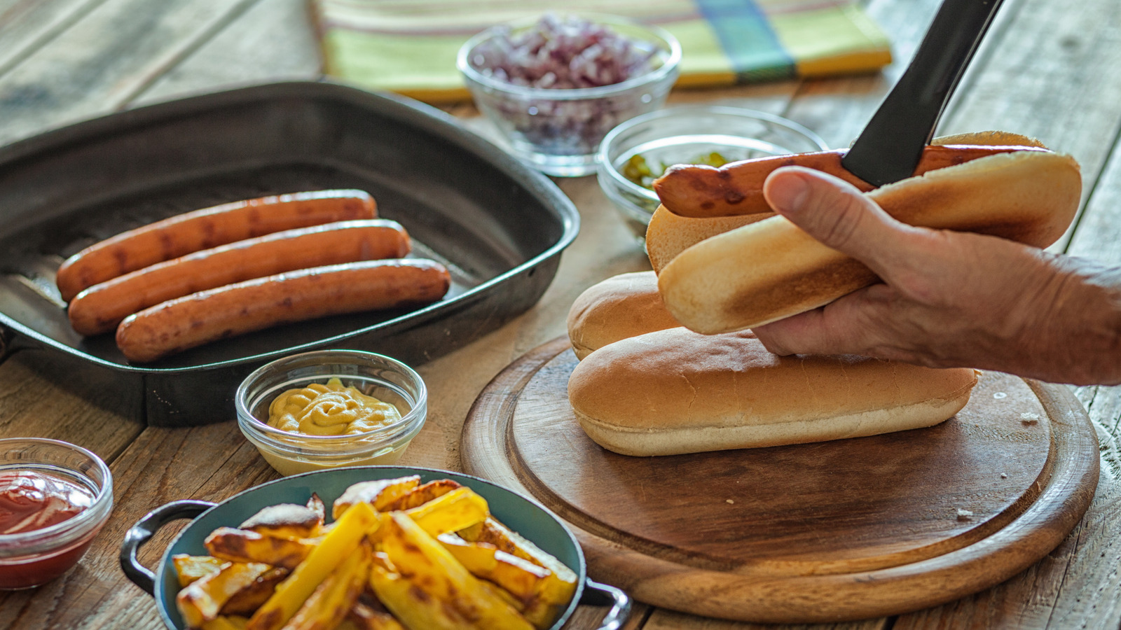 The Hands-Down Best Store-Bought Hot Dog Bun Isn't Sara Lee Or Wonder