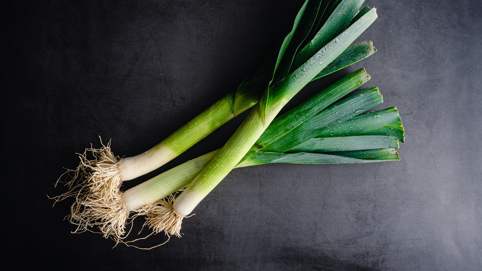 The Ice Water Trick To Remove All Of The Grit From Leeks