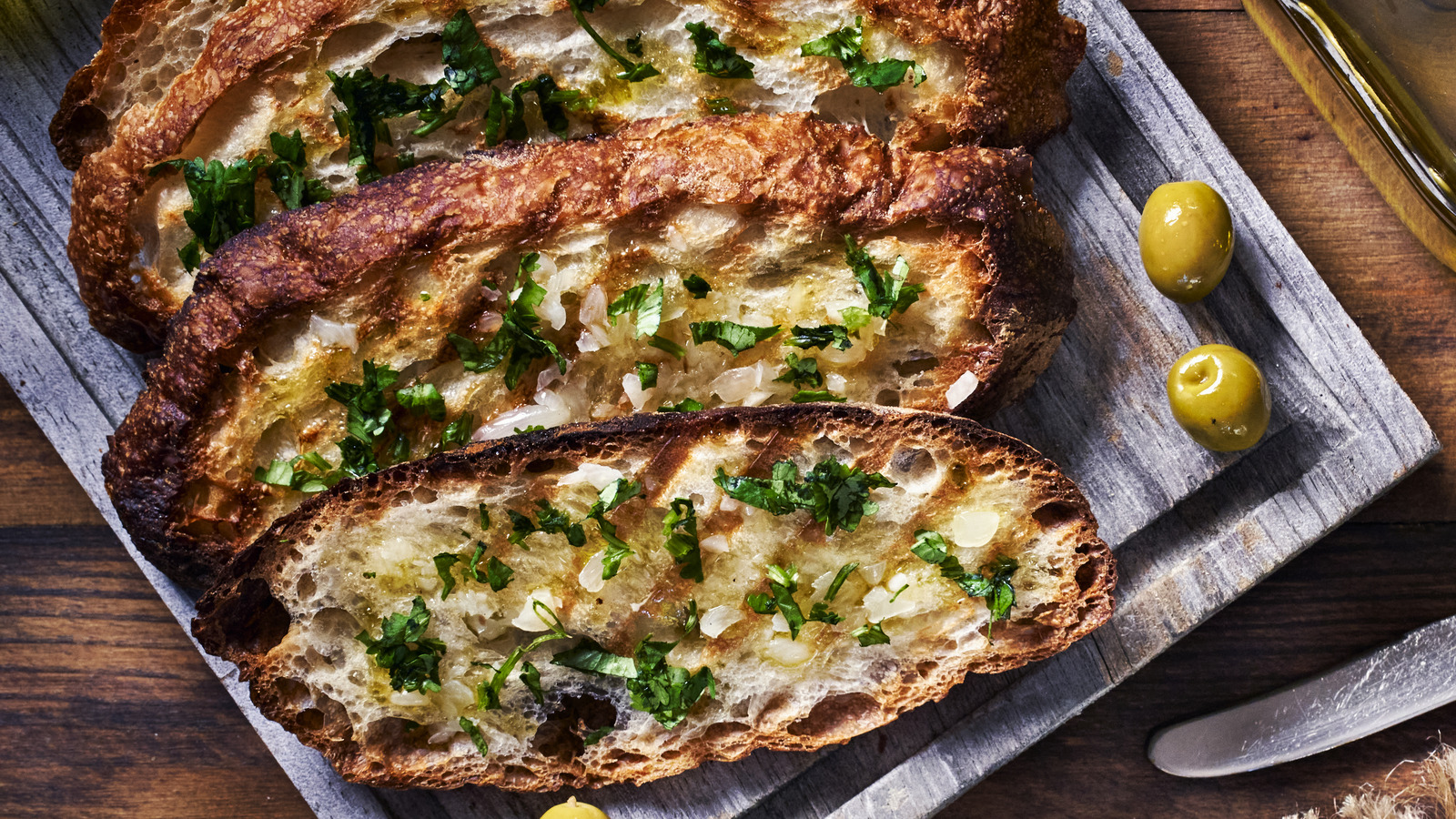 The Secret To Unbeatable Garlic Bread Is Doubling Up On The Flavor