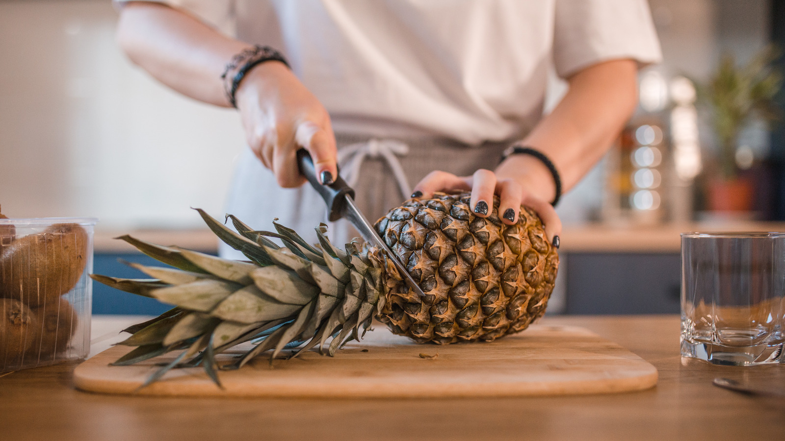 The Spiral Technique For Cutting A Pineapple With Less Waste