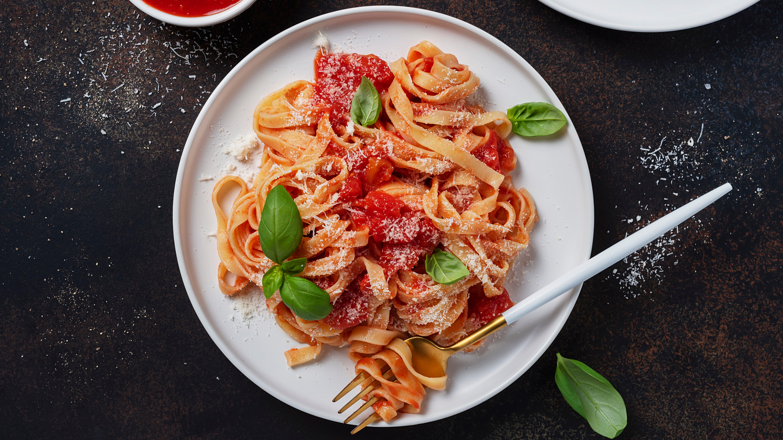 The Tastiest Vegetables That Won't Clash With Your Red Sauce Pasta