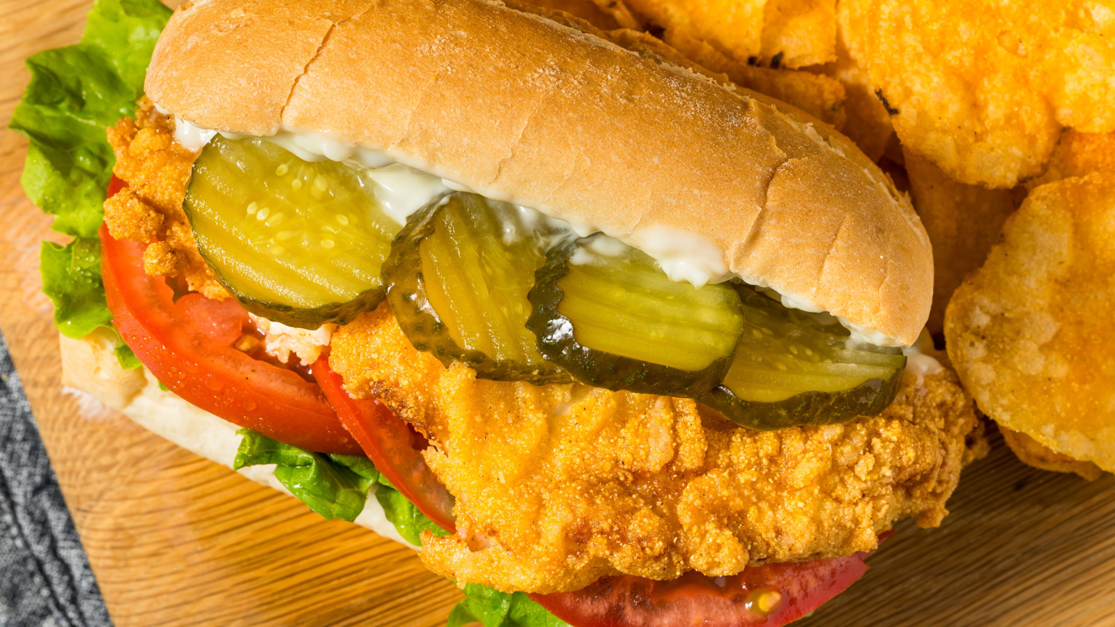 Here's How To Build A Catfish Po Boy At Texas Roadhouse