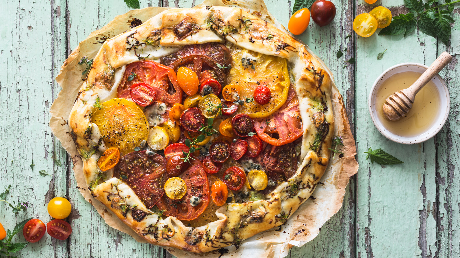 The Sweet And Spicy Condiment You Should Drizzle On Pizza