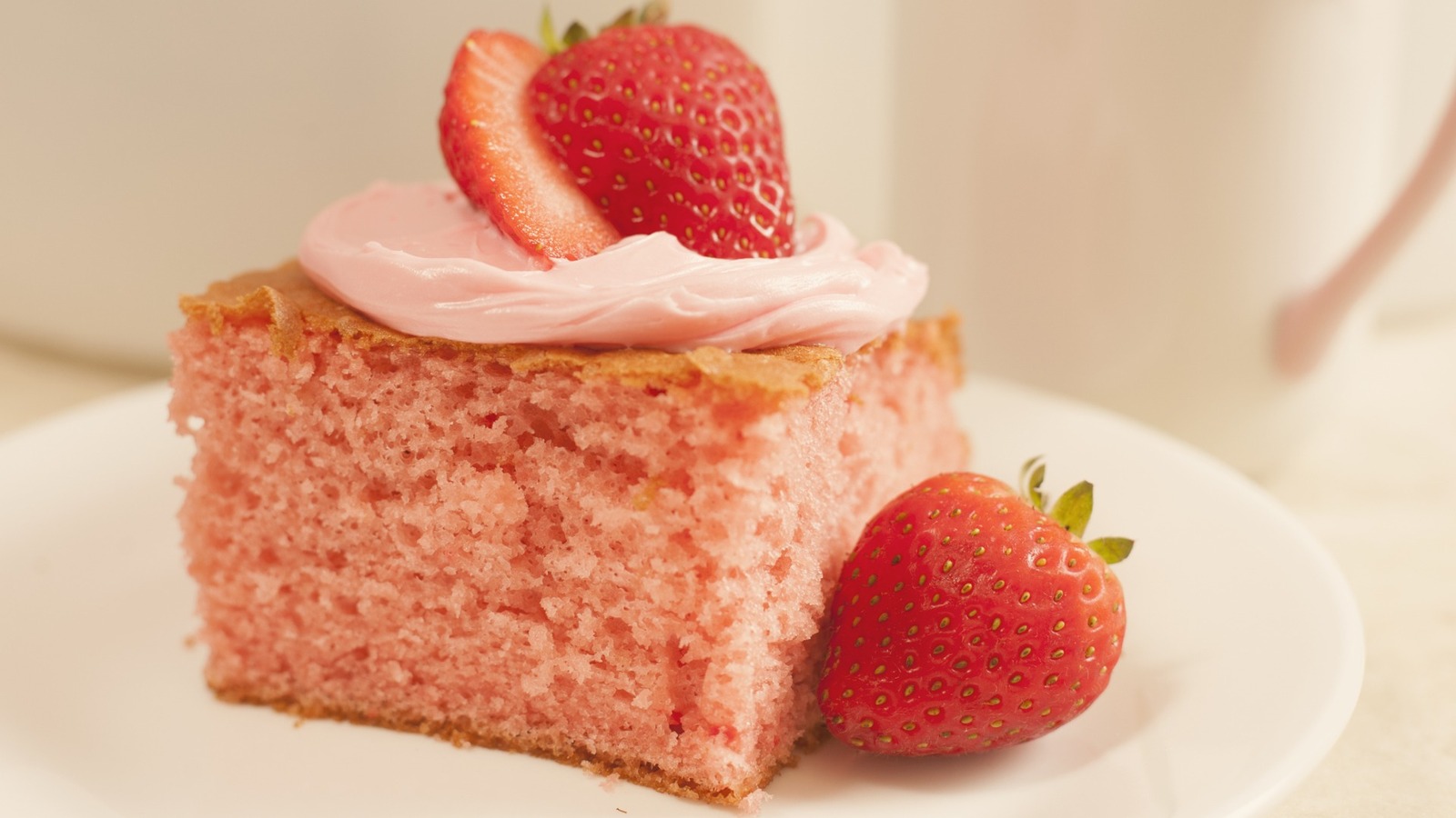 This 2-Ingredient, No-Bake Strawberry Cloud Cake Is A Slice Of Heaven