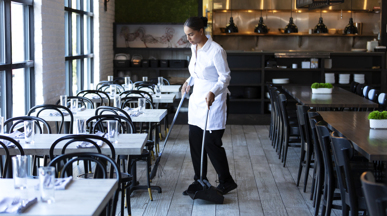 What Does A Restaurant Busser Do?