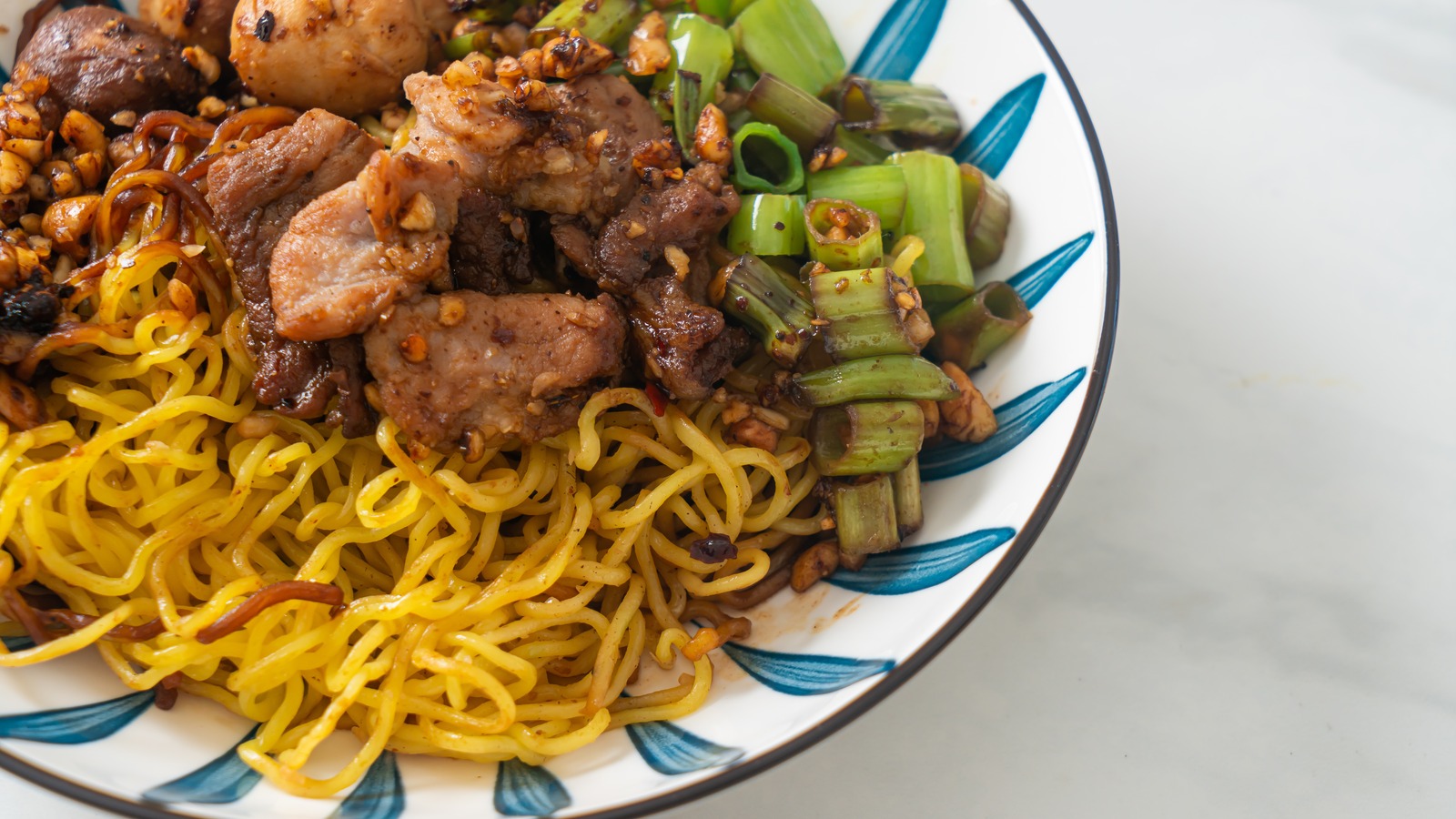 What To Count on When You Order Dry Thai Noodle Soup - Street Food ...