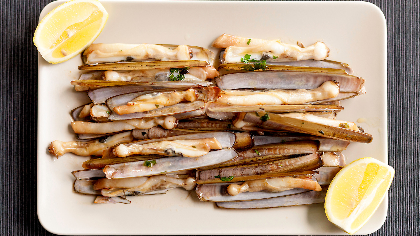 What To Look For When Purchasing Razor Clams