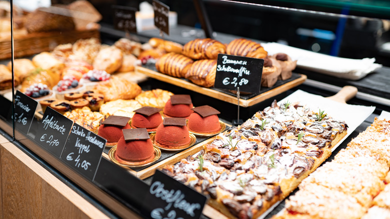 When It's A Red Flag To See A Full Case At A Bakery