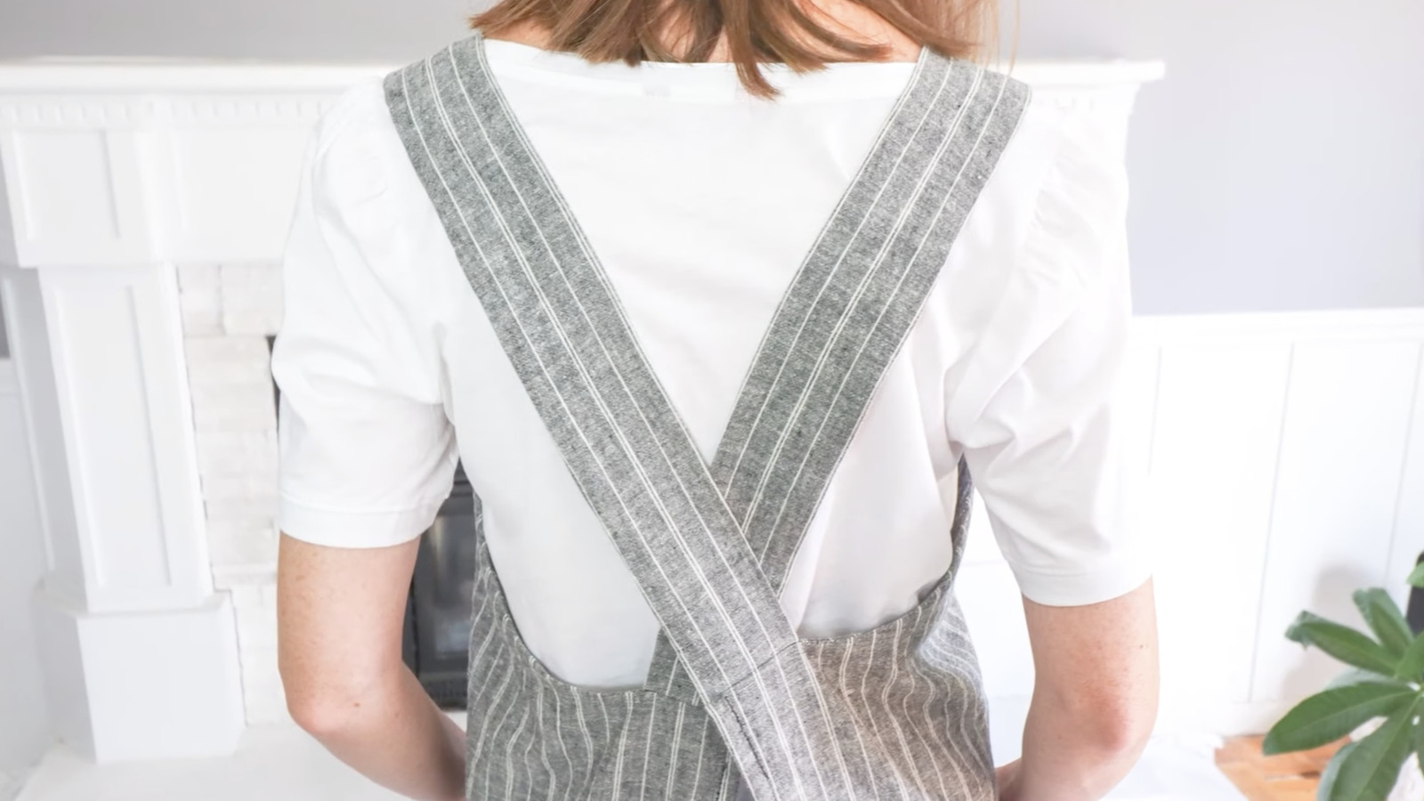 Why Cross-Back Aprons Are Beneficial For Long Days In The Kitchen