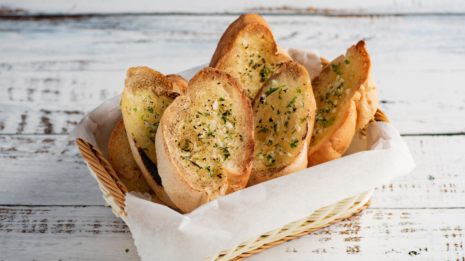 Why You Should Never Use Pre-Minced Garlic For Garlic Bread