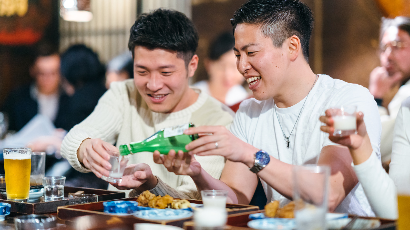 You Shouldn't Be Pouring Drinks For Yourself At Restaurants In Japan